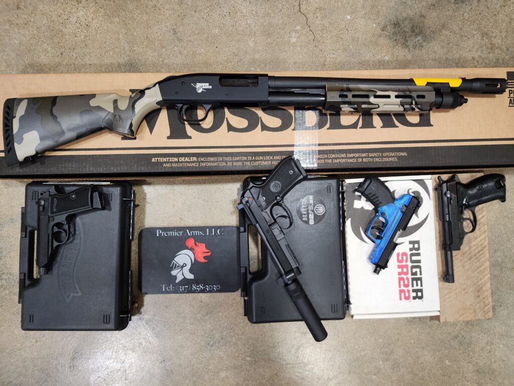 Mossberg 590 Thunder Ranch, Walther P38, Ruger SR22 Tac, Beretta 92FSR ...